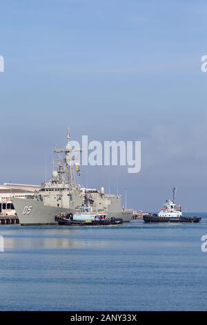 HMAS Melbourne (FFG 05) Adelaide-class guided-missile frigate of the ...
