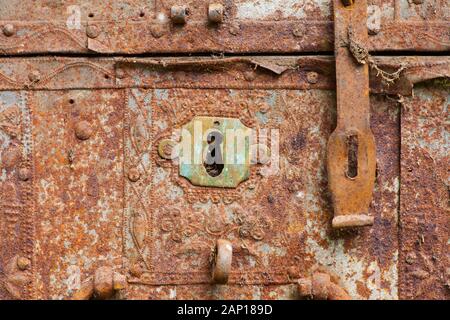 Front of old rusty chest with keyhole and bolt Stock Photo - Alamy