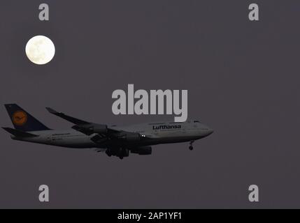 Underneath a Boeing 747-400 Stock Photo - Alamy