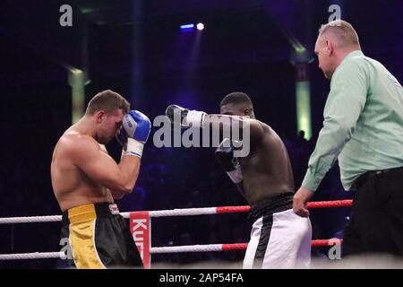 Boxkampf Peter Kadiru gegen Tomas Salek WBC Youth Championship in der ...