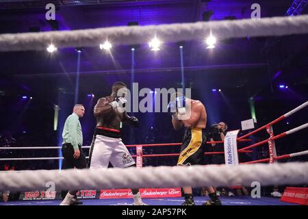 Boxkampf Peter Kadiru gegen Tomas Salek WBC Youth Championship in der ...