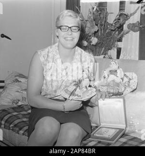 Ada Kok back from Budapest, Ada with medal Date: August 16, 1965 ...
