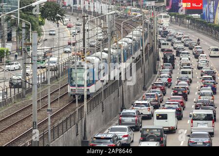 Traffic jam and train, Manila, Philippines Stock Photo - Alamy