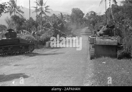 Infantry and armor KNIL Description: Ambarawa. Two soldiers are viewing ...