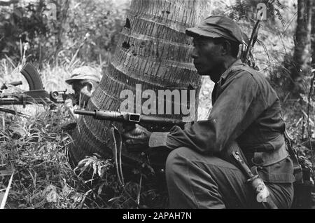 Infantry and armor KNIL Description: Ambarawa. Two soldiers are viewing ...