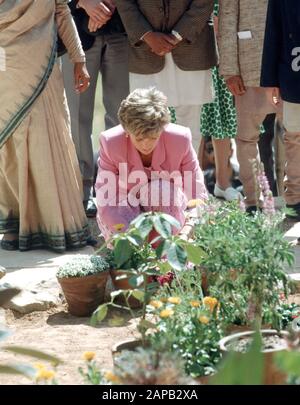 Princess Diana prays at the memorial to the people who died on Pakistan ...