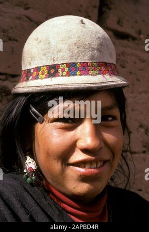 BOLIVIA Jalq'a indiginous people weaving and spinning, Marawa, near ...