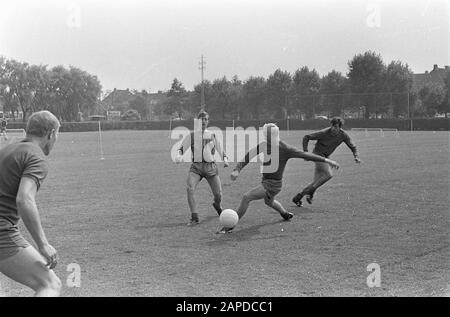 Wim Suurbier trains again at Ajax; Suurbier (r) in duel with Krol Date ...