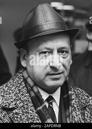 Romanian football team arrives at Schiphol; Emerich Dembrovschi 30 ...