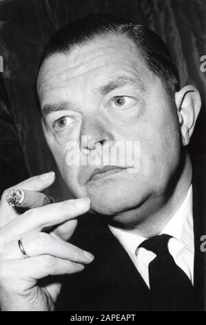 Cabinet De Jong (1967-1971) poses on the steps of Huis ten Bosch Palace ...