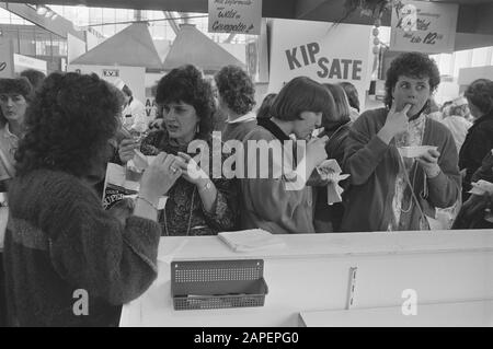 Household fair in the RAI Description: Demonstration vacuuming Date ...