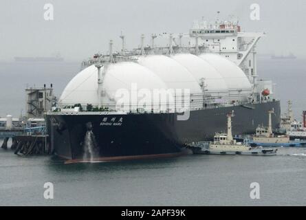 Ship carrying Liquefied natural gas Stock Photo - Alamy