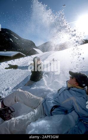 Junge Frau, Winterspaß in den Österreichischen Alpen - Young Woman ...