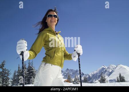 Junge Frau, Winterspaß in den Österreichischen Alpen - Young Woman ...