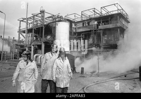 Fire at Shell in Pernis; overview of extinguishing work Date: October ...