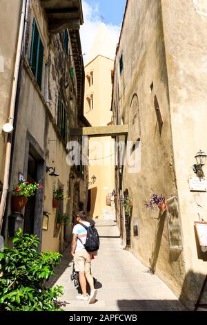 italy, tuscany, Capalbio town, tourists relax and enjoy the sunset on ...