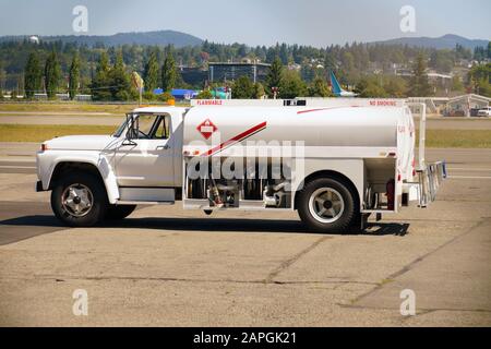 Fuel tanker at airport refueling aircraft Stock Photo: 35002480 - Alamy
