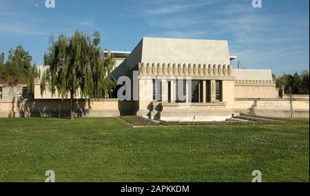 Hollyhock House by Frank Lloyd Wright, Barnsdall Art Park, Los Angeles ...