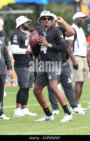 Houston Texans quarterback Deshaun Watson warms up before an NFL ...