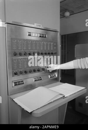 IBM 650 Magnetic Drum Data Processing Machine. An early IBM computer ...