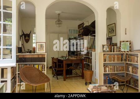 Library, study with desk, Ernest Hemingway house, Finca La Vigia, near ...