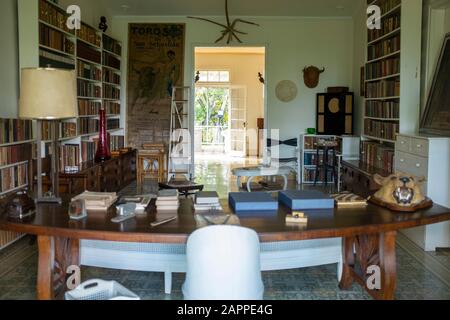 Library, study with desk, Ernest Hemingway house, Finca La Vigia, near ...
