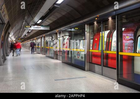 Platform edge doors at Waterloo Station on the Jubilee Line Extension ...