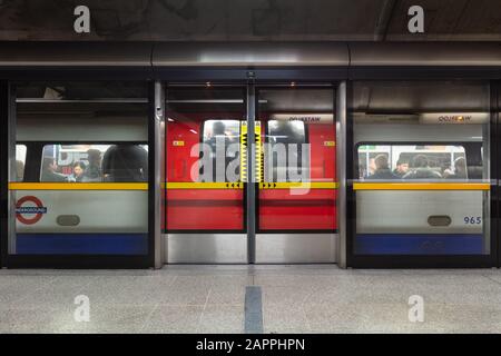 Platform edge doors at Waterloo Station on the Jubilee Line Extension ...