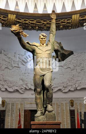 The "Soldier of Victory" statue in the "Hall of Glory, Museum of the ...