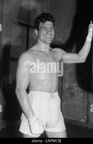 Training boxer Luc van Dam. Under the shower Date: March 17, 1949 Keywords: boxing, showering ...