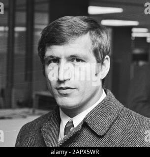 Romanian football team arrives at Schiphol; Emerich Dembrovschi 30 ...