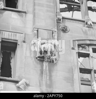 Snotneus along the facade of C and A at the Damrak Date: 21 February ...