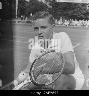 Tennis in Hilversum. The youngest participant Albert Lansdorp 15 years ...