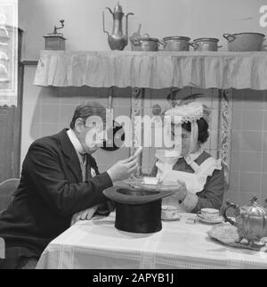 Swiebertje. NCRV television, Saartje (Jetty Cantor) and mayor (Rien van ...