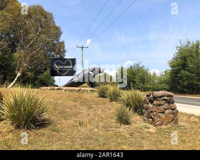 The giant Tasmanian Devil statue in front of the Trowunna Wildlife Park ...
