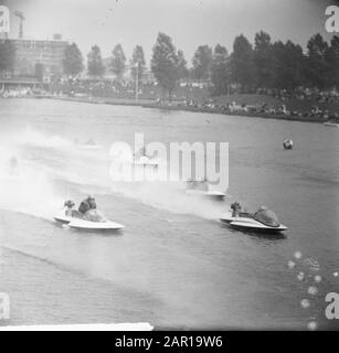 International speedboat races on the Bosbaan, the speedboats in battle ...