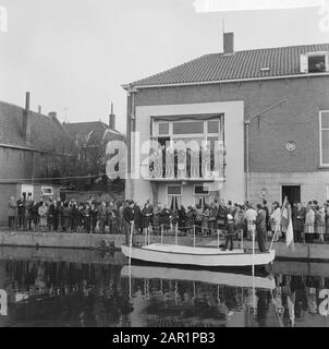 Huldiging Kees Verkerk in Puttershoek, Kees Verkerk at got car Date: 19 ...