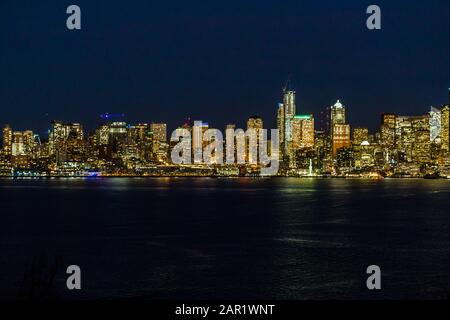 A view of the Seattle syline night lights Stock Photo - Alamy