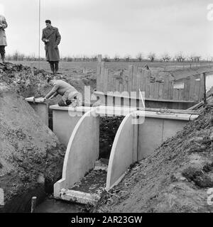 poldering and bemaling, workers, sets Date: July 1957 Location: Tholen ...