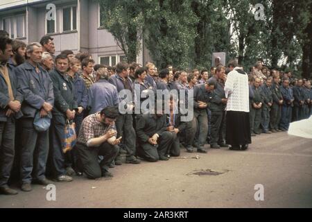Strikes in Poland 1980: Leninwerf Gdansk Waiting strikers of the ...
