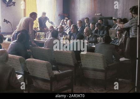 Strikes in Poland 1980: Leninwerf Gdansk Waiting strikers of the ...