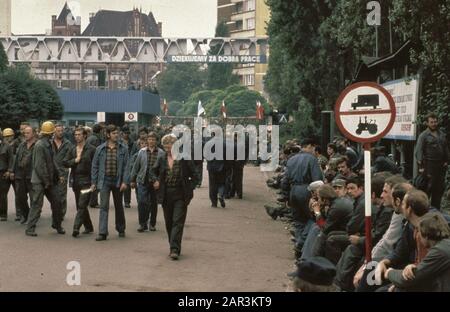 Strikes in Poland 1980: Leninwerf Gdansk Waiting strikers of the ...
