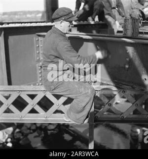 Mounting a bridge arch of the Waterloobridge in the bridge at ...