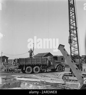 Mounting a bridge arch of the Waterloobridge in the bridge at ...