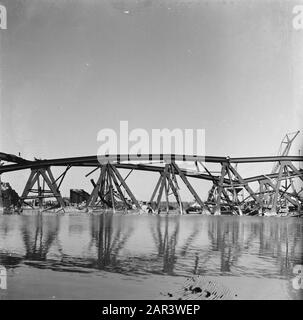 Mounting a bridge arch of the Waterloobridge in the bridge at ...