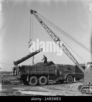 Mounting a bridge arch of the Waterloobridge in the bridge at ...