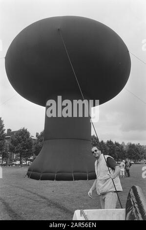 Commemoration atomic bomb Hiroshima; artist Lee Waisler with inflatable ...