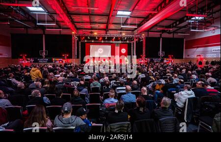 Frankfurt, Hesse, Germany. 26th Jan, 2026. People wait for a train in ...