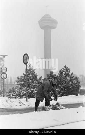 ROTTERDAM - Snow-covered roads in Rotterdam during snowfall. ROBIN ...