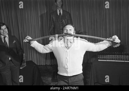 Presentation Dutch edition Great Guinness Record Book the strongest man ...